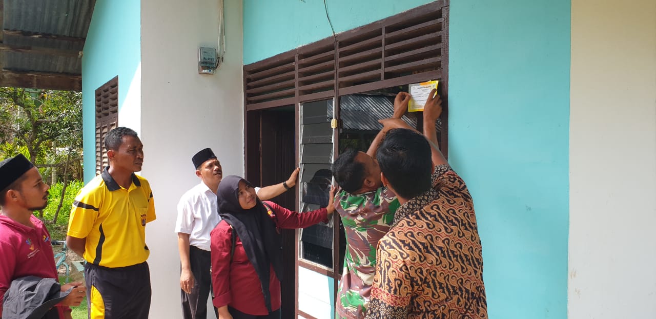 Pendamping PKH Kecamatan Makmur Tempel Stiker Keluarga Pra Sejahtera ...